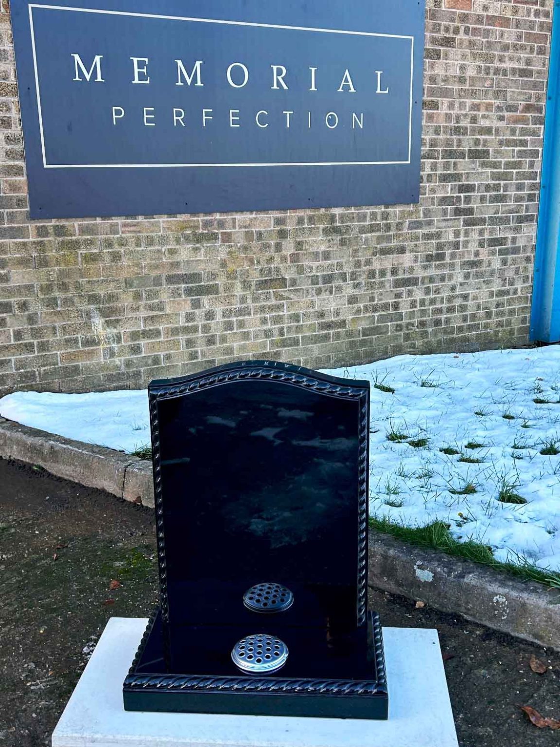 Black granite headstone with Rope Design - Memorial Perfection